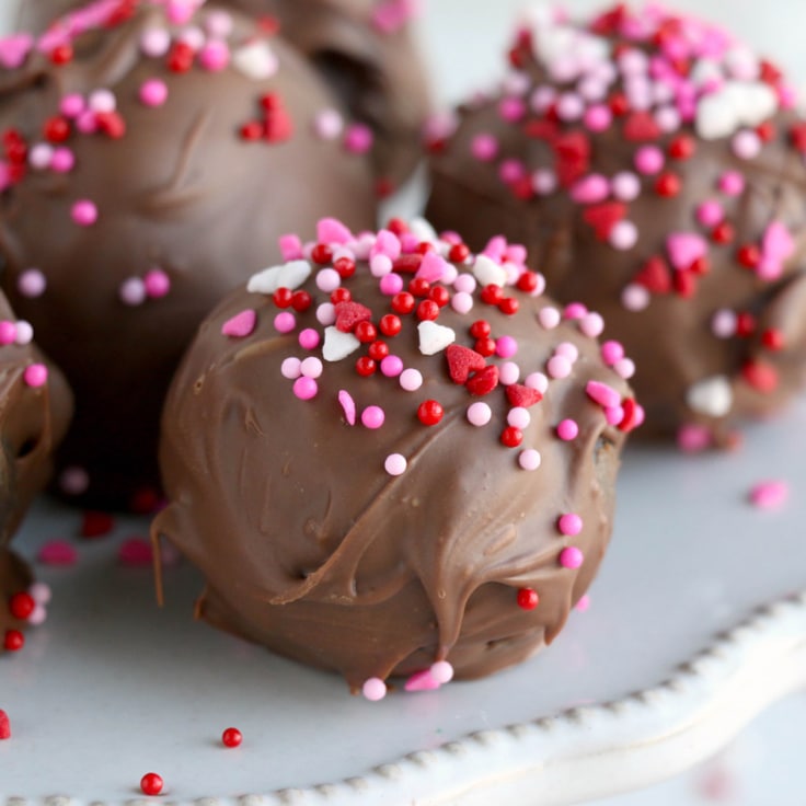 Easy Chocolate Cake Balls (Cake Pops) - Yellow Bliss Road