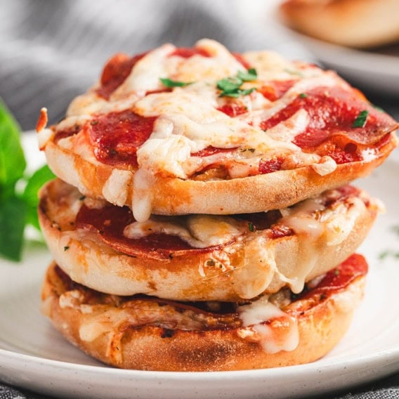 Kid-Approved English Muffin Pizza {10-Minute Recipe} - Yellow Bliss Road